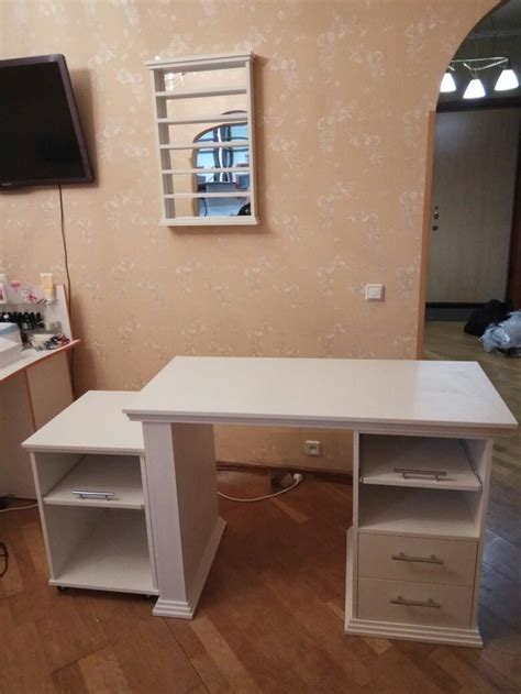 Комплект из стола, тумбы на колёсиках и подвесного дисплея-полки для ...