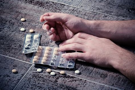 Percobaan Bunuh Diri - Gejala, Penyebab dan Pengobatan - Alodokter