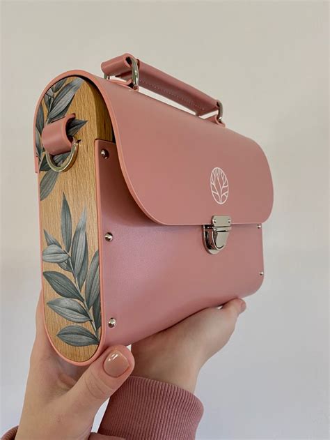 Pink bag lover | Leather, Diy leather bag, Bags