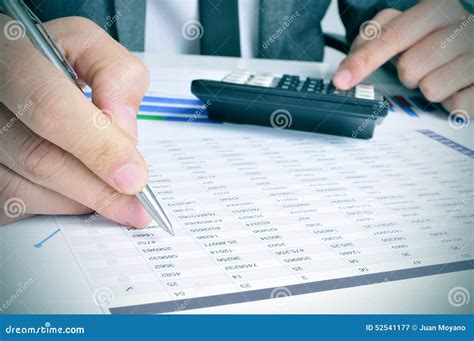 Conti Correnti Del Giovane Uomo D'affari Immagine Stock - Immagine di ...