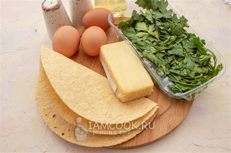 Тортилья с сыром и яйцом на сковороде (с зеленью) — рецепт с фото пошагово