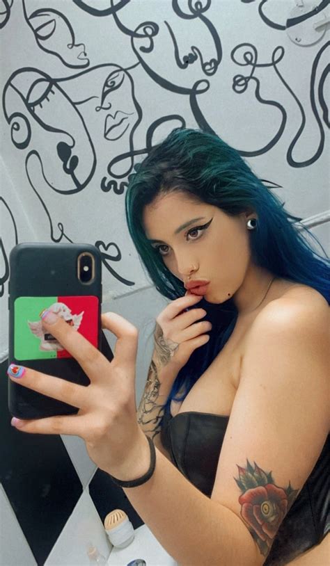 Displaying my tattoos in a cute selfie 💙 (Over 18F) : r/selfie
