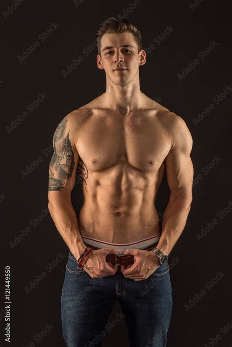 Junger Mann mit Sixpack - Tätowierter Mann mit Sixpack Stock-Foto ...
