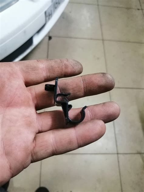 Крепление шланга на расширительный бачок — Nissan Sunny (B15), 1,8 л ...