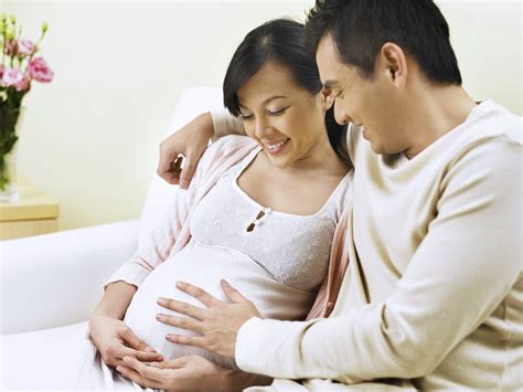 6 Peran Suami Saat Istri Melahirkan agar Bumil Tenang