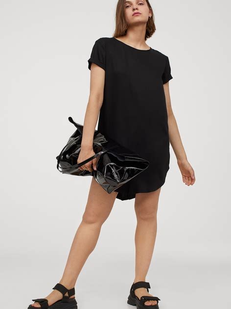 Платье-футболка мини осеннее женское H&M 0843687-1 32 Черное ...