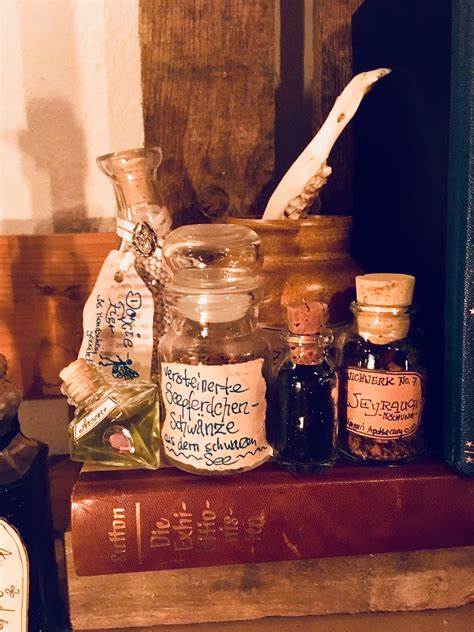 Detail Zaubererschreibtisch im Halloween Display - Zaubertrankzutaten ...