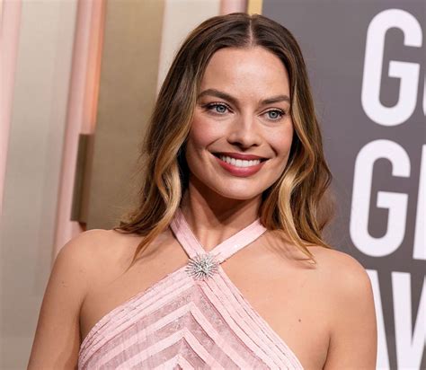 Golden Globes 2023: Margot Robbie Stuns in Pink Chanel Gown | Us Weekly