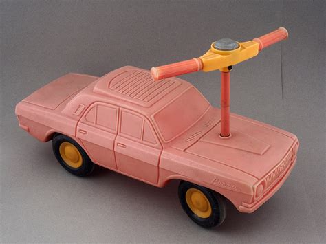 Волга-каталка детская. М.: Завод детской игрушки «Огонек», 1970-е гг ...