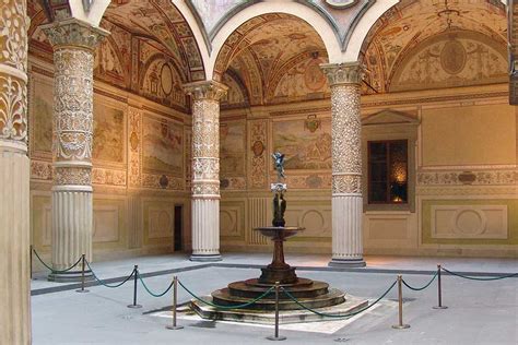 Italienische Keramik: traditionelle Handwerkskunst und rustikaler Charme