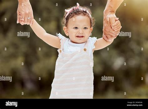Eltern halten kind -Fotos und -Bildmaterial in hoher Auflösung – Alamy