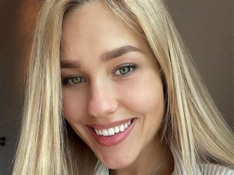 24-летняя Квиткова снялась в облегающем нюдовом топе и заретушировала ...