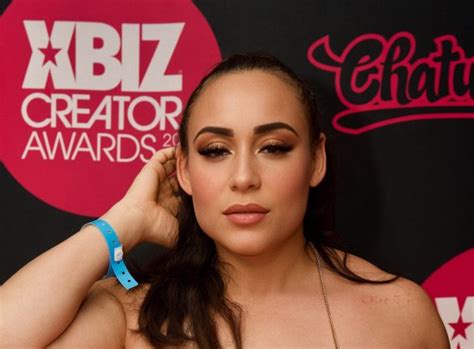 Carmela Clutch Bio, Wiki, Net Worth, Age, Career, Family, Boyfriend ...