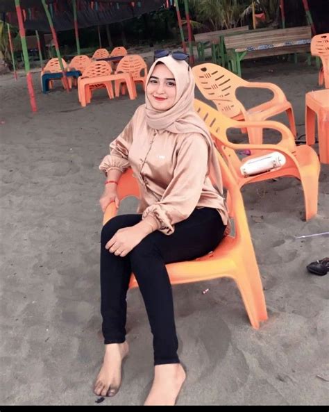 Pin oleh Jupri Ahmad di Fesyen islam | Wanita berlekuk, Mode wanita, Gaya hijab