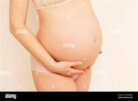 Beautiful pregnant belly close up. Expecting a baby, pregnancy and motherhood. Copy space Stock ...