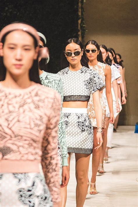 Александр Ванг провел показ Balenciaga в Пекине | Модные стили, Высокая ...