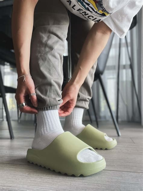 Шлепки adidas Yeezy Slide Resin | King Cross