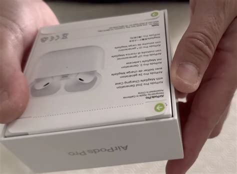 В сеть попало видео распаковки AirPods Pro 2. Так выглядит новый кейс