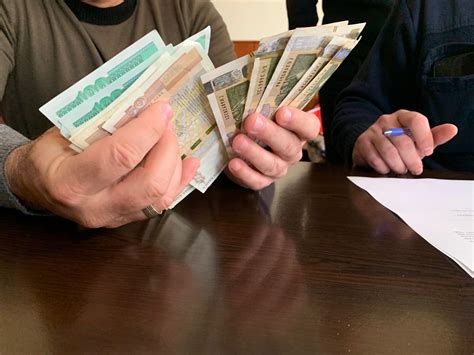 Търси се собственикът на пари, изхвърлени в кофа за смет във Велико ...