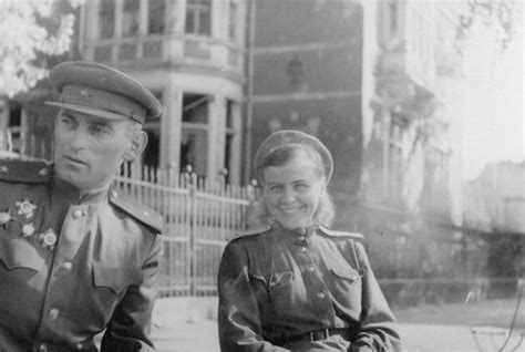 Советский майор-орденоносец и женщина-офицер на улице Берлина — военное ...