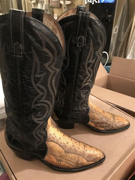 Need help identifying these boots. : r/cowboyboots