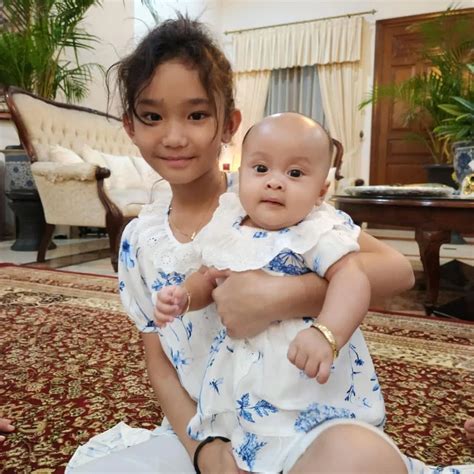 6 Potret Kedekatan Bilqis Anak Ayu Ting Ting dan Adik Sepupunya, Kakak Siaga - Hot Liputan6.com