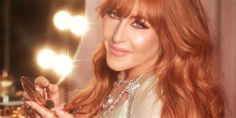 Charlotte Tilbury präsentiert ihren neuen Highlighter