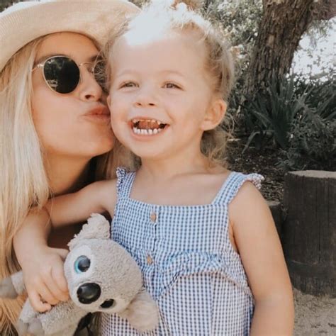 La fille d'une influenceuse meurt brutalement à 3 ans d'une tumeur au cerveau - Purepeople