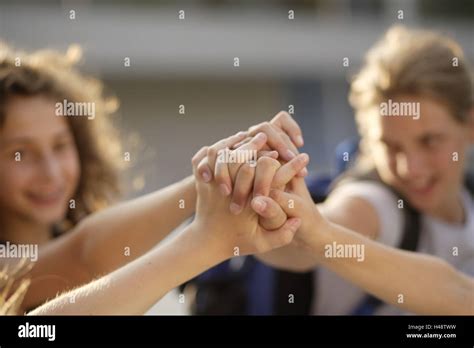 Zusammenhalt und freunde -Fotos und -Bildmaterial in hoher Auflösung – Alamy