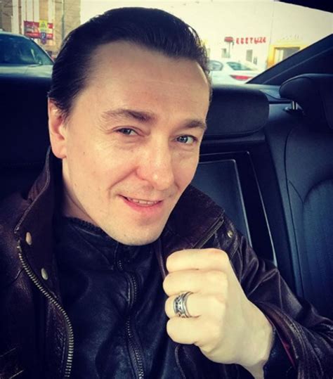 "Саша Белый вернулся": Сергей Безруков предстал в образе героя "Бригады"