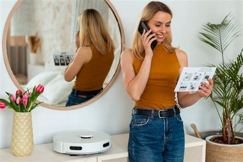 Женщина вид спереди с роботом-пылесосом дома | Бесплатно Фото