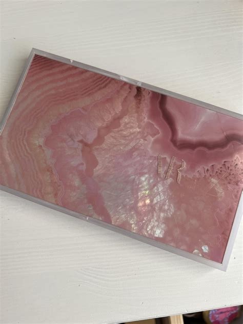 Does anyone else has Huda Beauty Rose Quartz palette looking like this ...