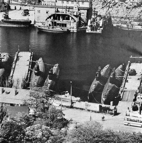 Фото дизельных подводных лодок в Балаклавской бухте, конец 1960-х годов