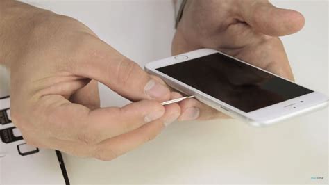 Как открыть разъем для сим-карты у iPhone и ничего не повредить?