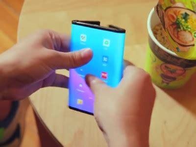 Сгибаемый смартфон Xiaomi заметили в китайском метро - 4PDA