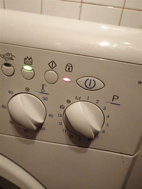 Наша стиральная машинка indesit wiul103 включается и издаёт один и тот ...