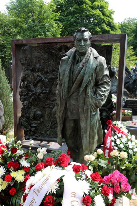 На Новодевичьем кладбище открыли памятник Вячеславу Тихонову - Экспресс ...