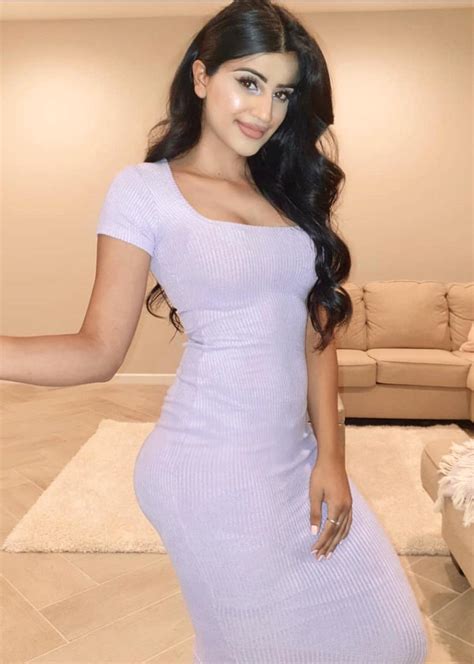 LOVE the curves on this beauty 😍 : r/BrownHotties