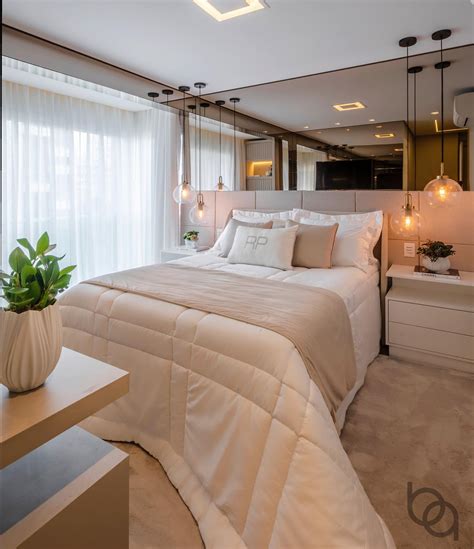 Quarto neutro e sofisticado integrado à varanda com espelho bronze e ...
