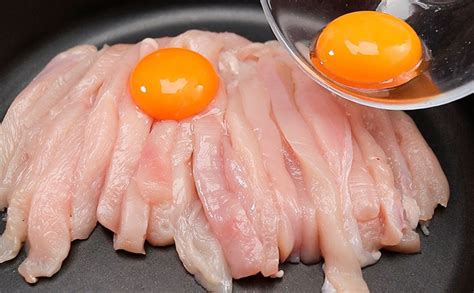 Берем куриную грудку и превращаем в куриные палочки. Просят добавку ...