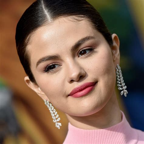 Selena Gomez lleva el icónico fleco alto y de lado que dominaba en los ...