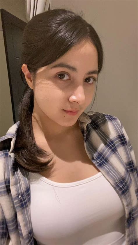 Pin oleh ULAT BULU di Beautiful di 2025 | Wanita cantik, Gadis-gadis cantik, Fotografi potret wanita
