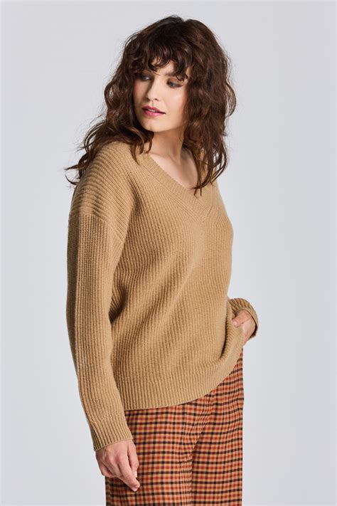 SVETER GANT D2. WOOL RIB V-NECK WARM KHAKI | GANT SK