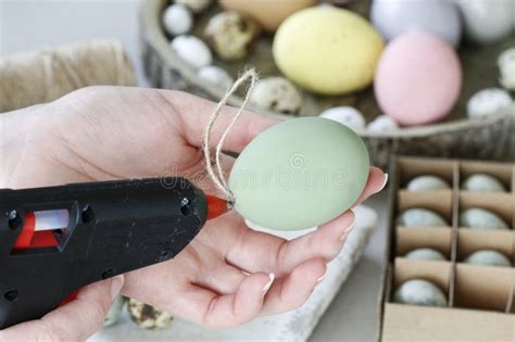 How To Make Hanging Easter Eggs. Step by Step, Tutorial Imagen de archivo - Imagen de codornices ...